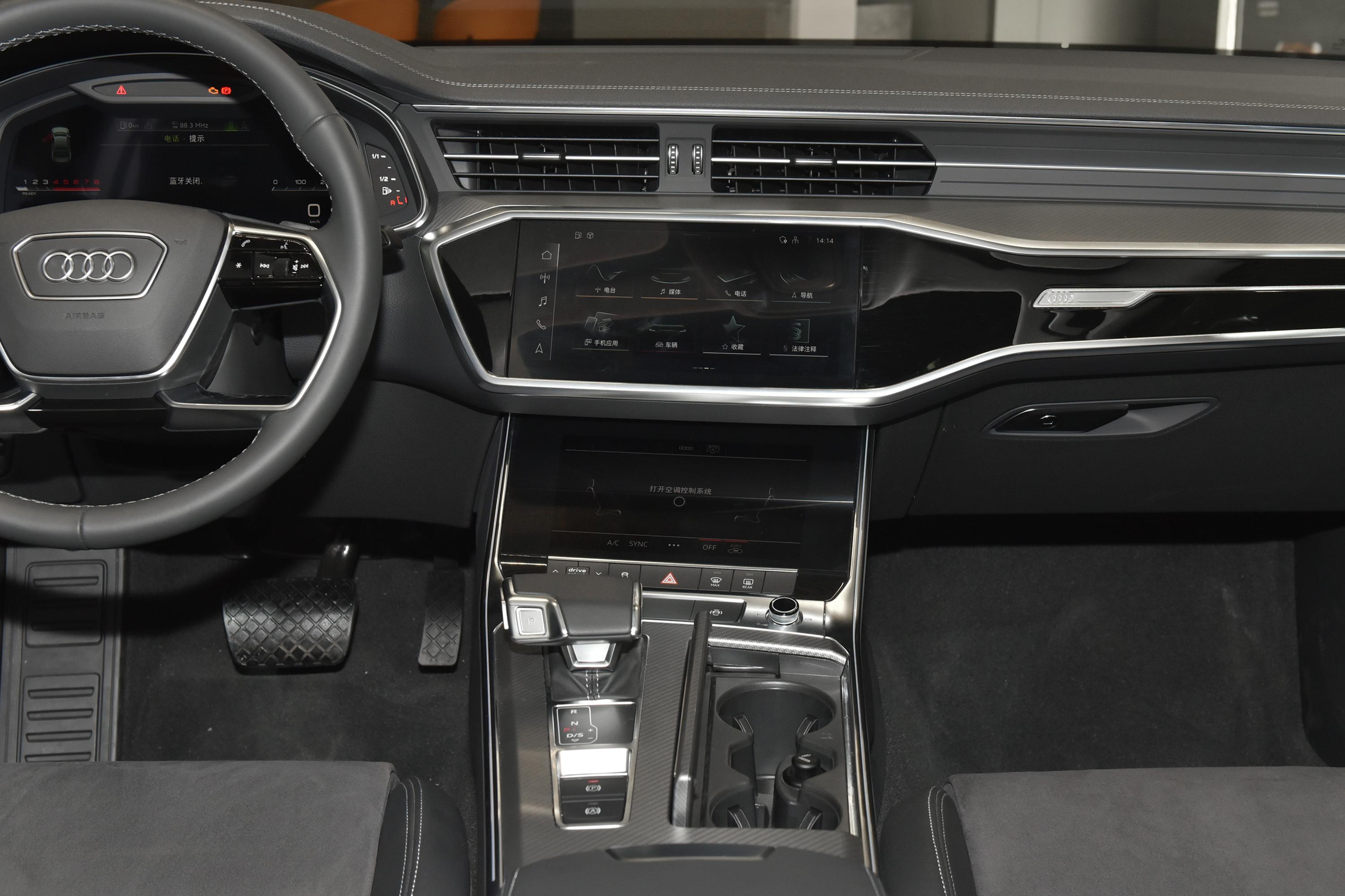 【2022款 奥迪A7L 45 TFSI S-line 筑梦新生版 流晶套装汽车报价_图片_参数配置】-易车_上汽奥迪上海大宁音乐广场