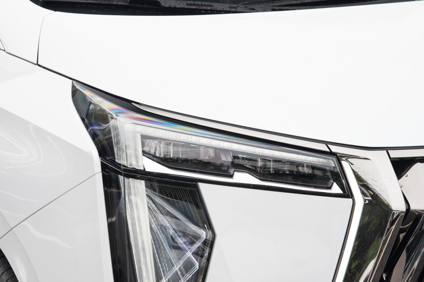 【传祺M8宗师系列 400T 至尊版 7座大灯侧45度俯拍图片-汽车图片大全】-易车