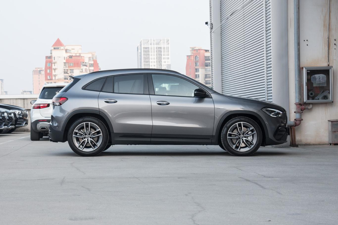 【奔驰GLA AMGAMG GLA 35 4MATIC正侧车头向右水平图片-汽车图片大全】-易车