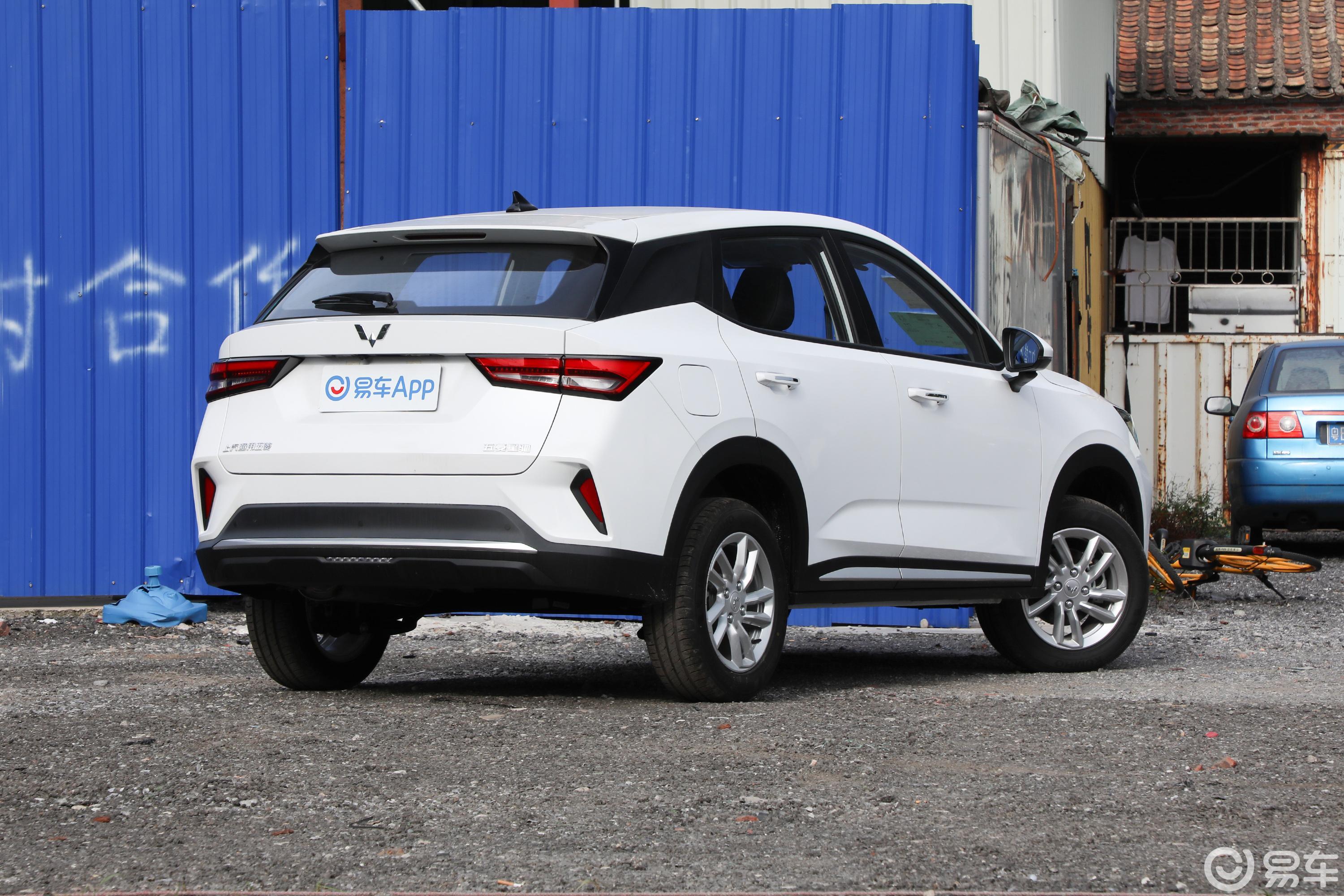 【五菱星驰1.5L CVT畅玩型侧后45度车头向右水平图片-汽车图片大全】-易车