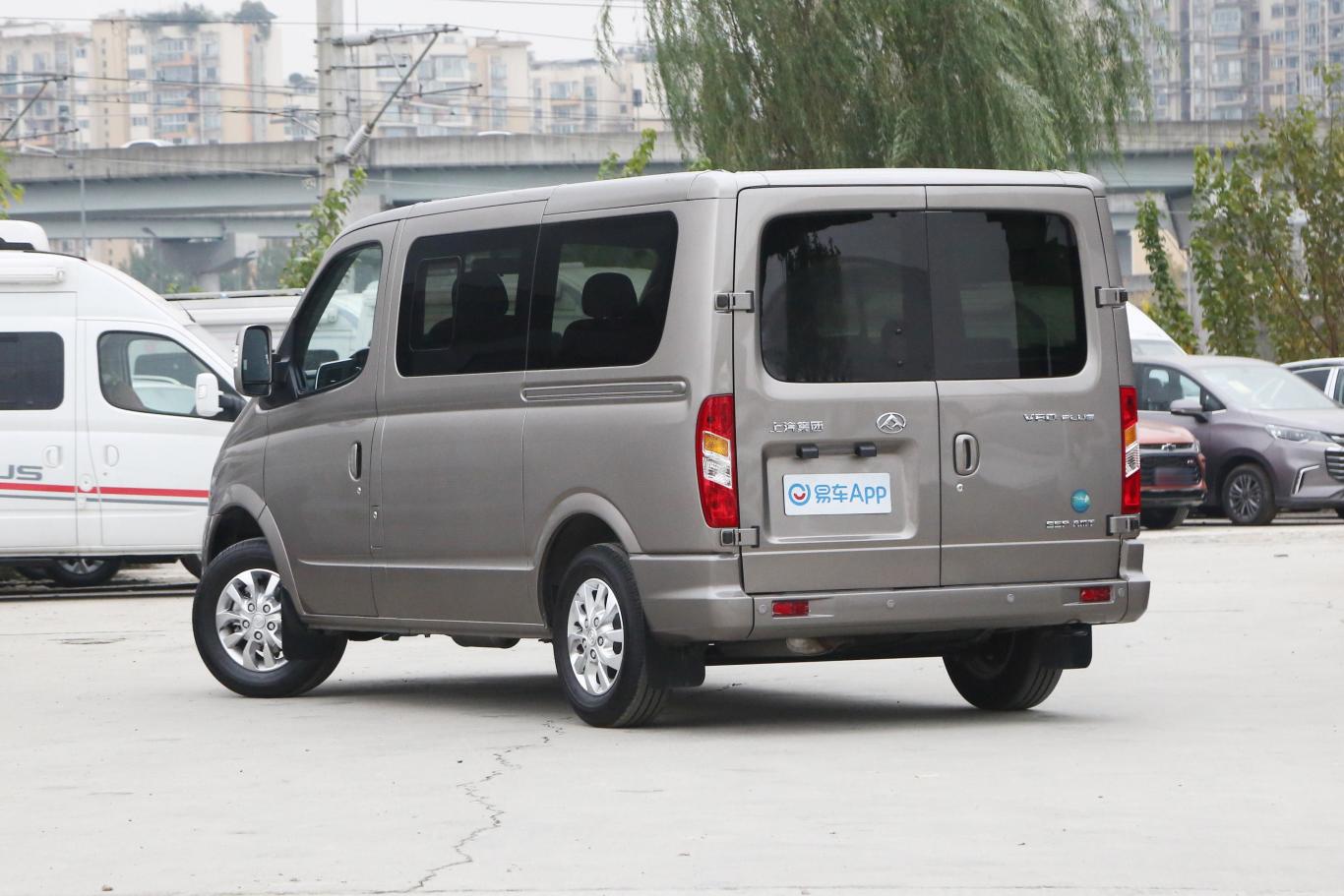 【上汽大通MAXUS V80PLUS城市版 2.0T AMT短轴超低顶 5/6座侧后45度车头向左水平图片-汽车图片大全】-易车