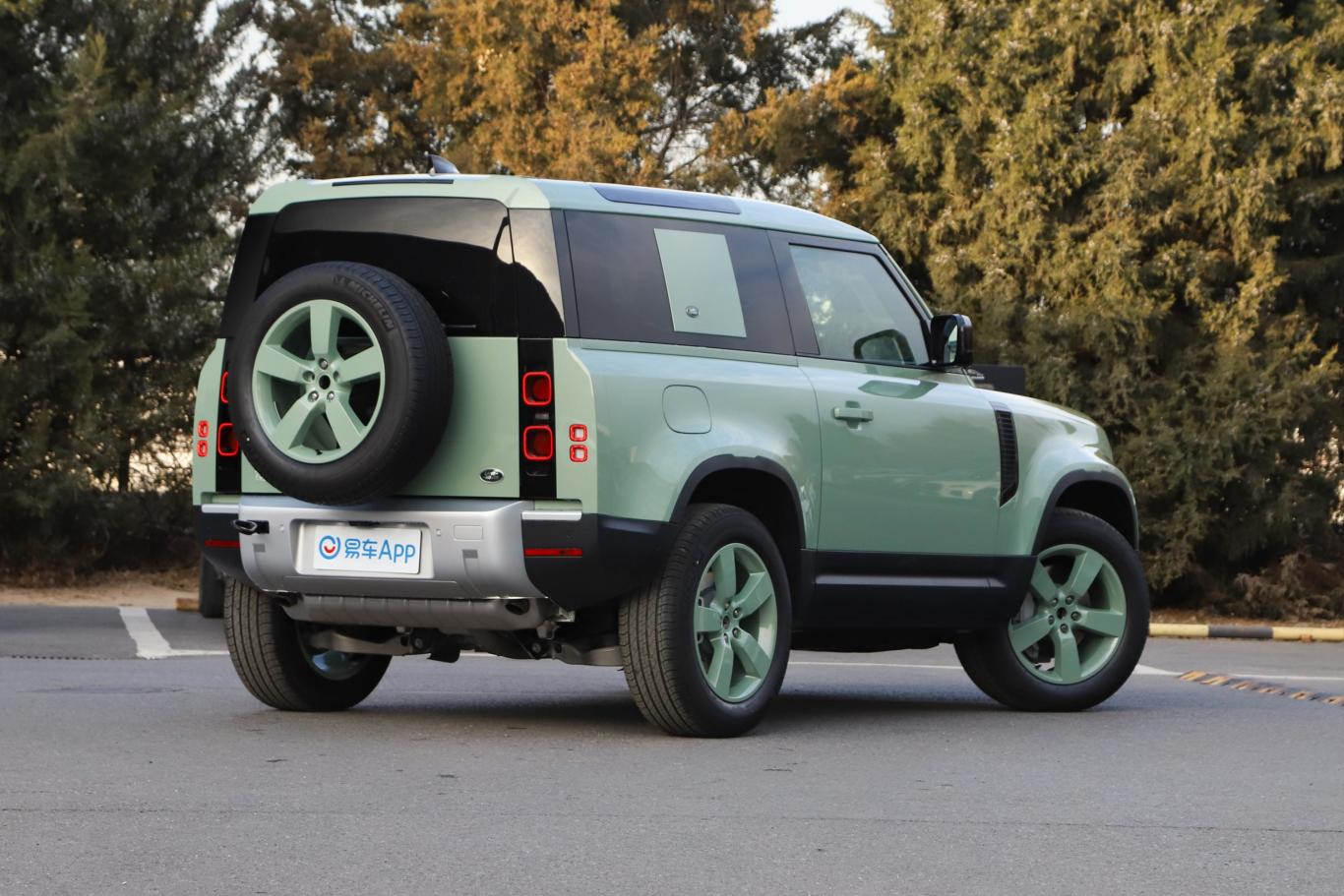 【卫士90 3.0T P400 75周年传奇版侧后45度车头向右水平图片-汽车图片大全】-易车