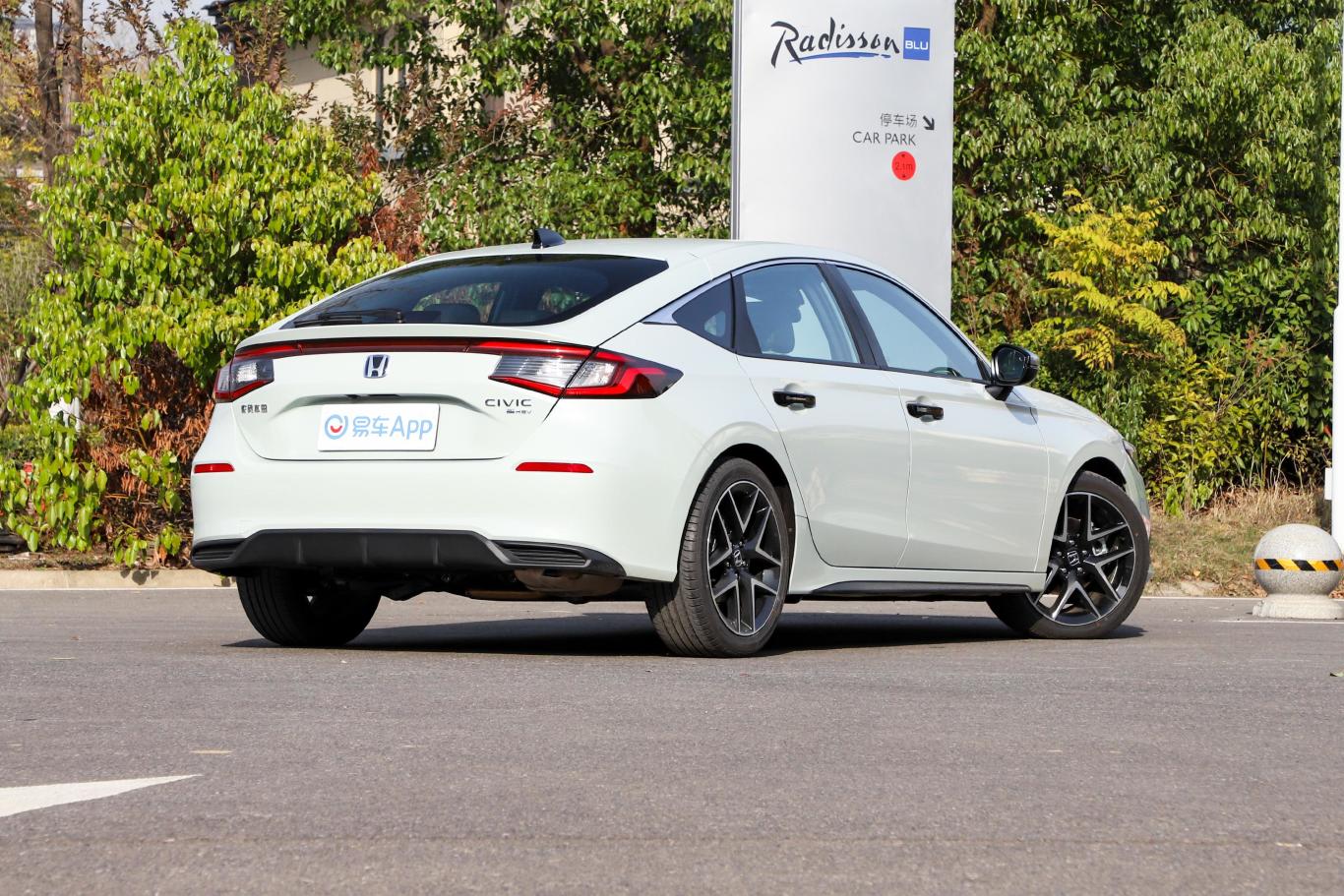 【思域HATCHBACK e:HEV 2.0L E-CVT极控版侧后45度车头向右水平图片-汽车图片大全】-易车