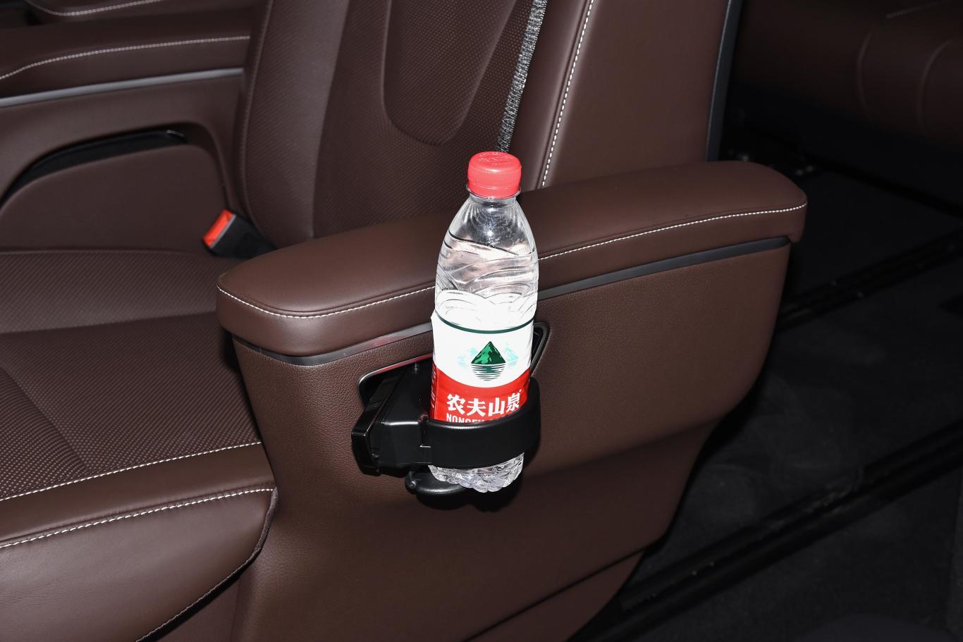 【奔驰V级V 260 L 豪华版后排(第二排)杯架图片-汽车图片大全】-易车