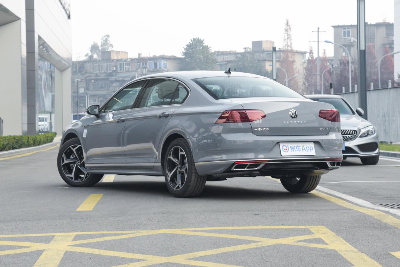 【迈腾200万辆纪念版 330TSI 豪华型侧后45度车头向左水平图片-汽车图片大全】-易车