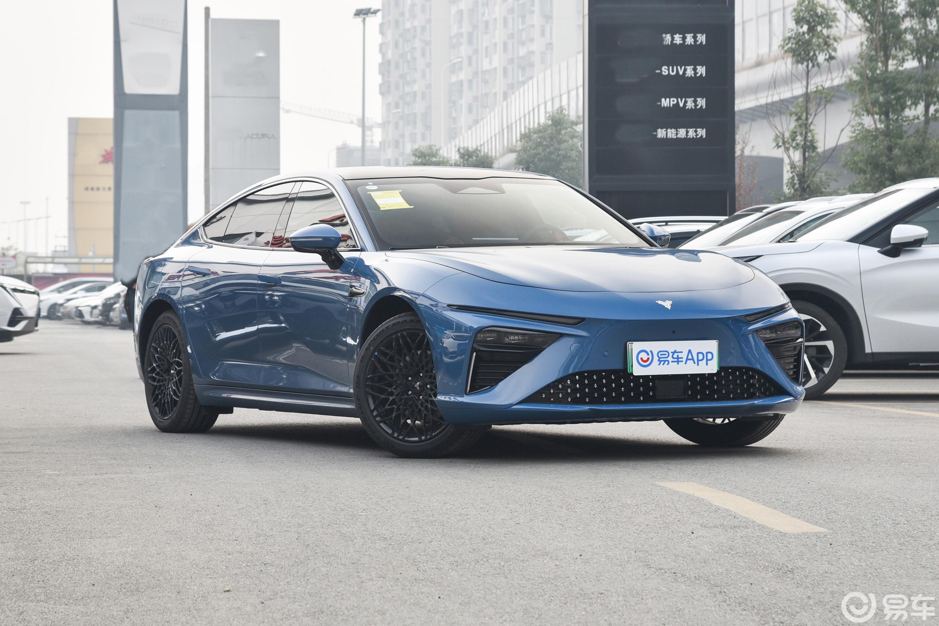 【哪吒S715km 715后驱大版侧前45度车头向右水平图片-汽车图片大全】-易车