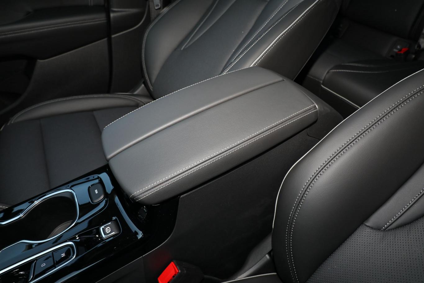 【昂科威昂科威Plus 652T 四驱豪华型前排中央扶手图片-汽车图片大全】-易车