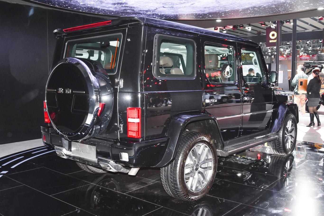 【北京越野BJ803.0T 荣耀版侧后45度车头向右水平图片-汽车图片大全】-易车