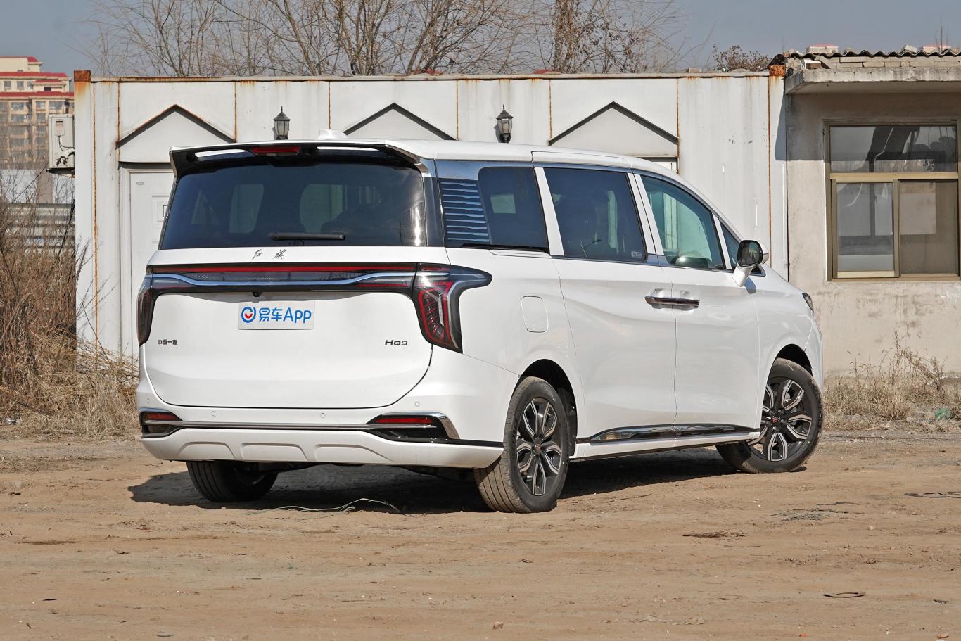 【红旗HQ92.0T 智联旗享版侧后45度车头向右水平图片-汽车图片大全】-易车