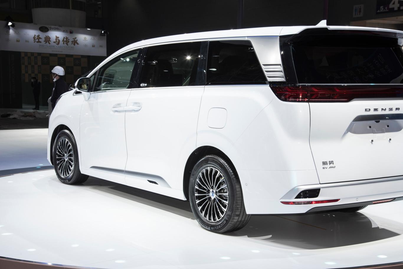 【腾势D9EV 600km 四驱旗舰版 7座图片-汽车图片大全】-易车