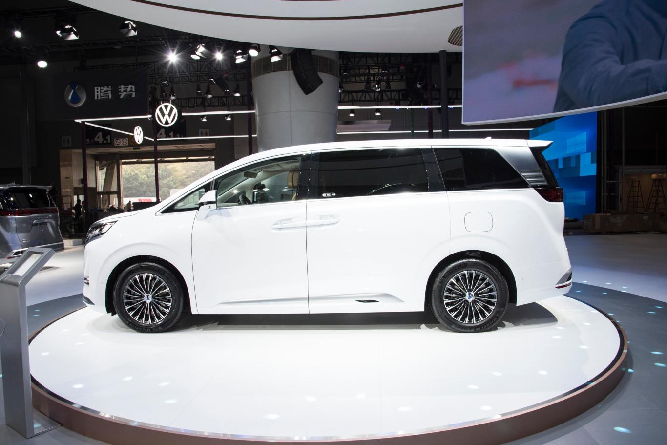 【腾势D9EV 600km 四驱旗舰版 7座图片-汽车图片大全】-易车