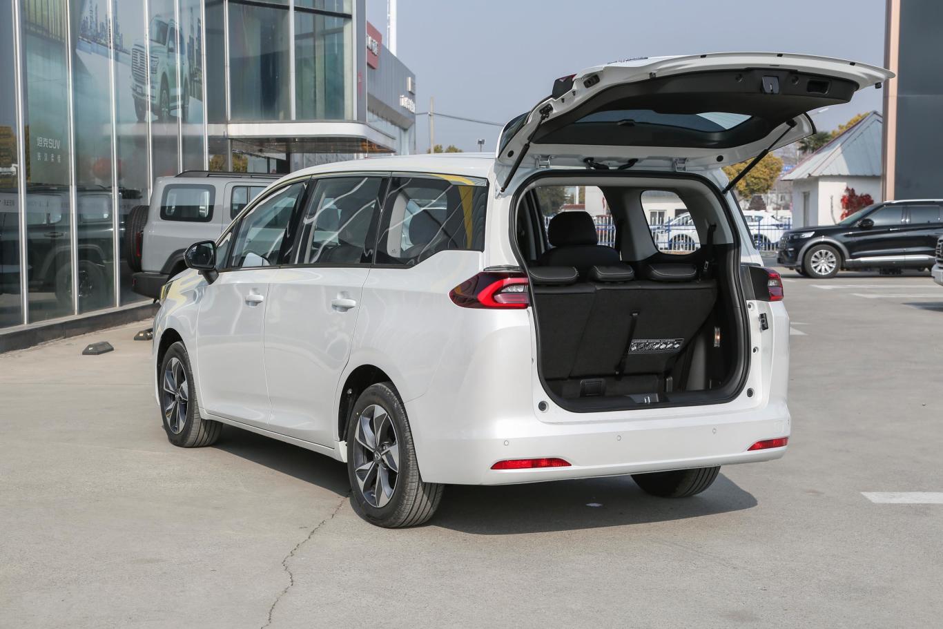 【传祺M6Pro 270T 豪华版后备厢开启45度侧拍图片-汽车图片大全】-易车