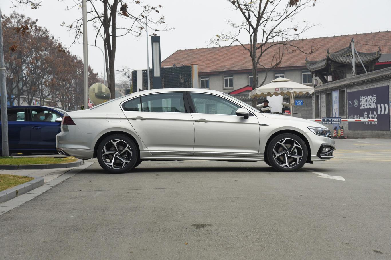 【迈腾200万辆纪念版 330TSI 领先型正侧车头向右水平图片-汽车图片大全】-易车