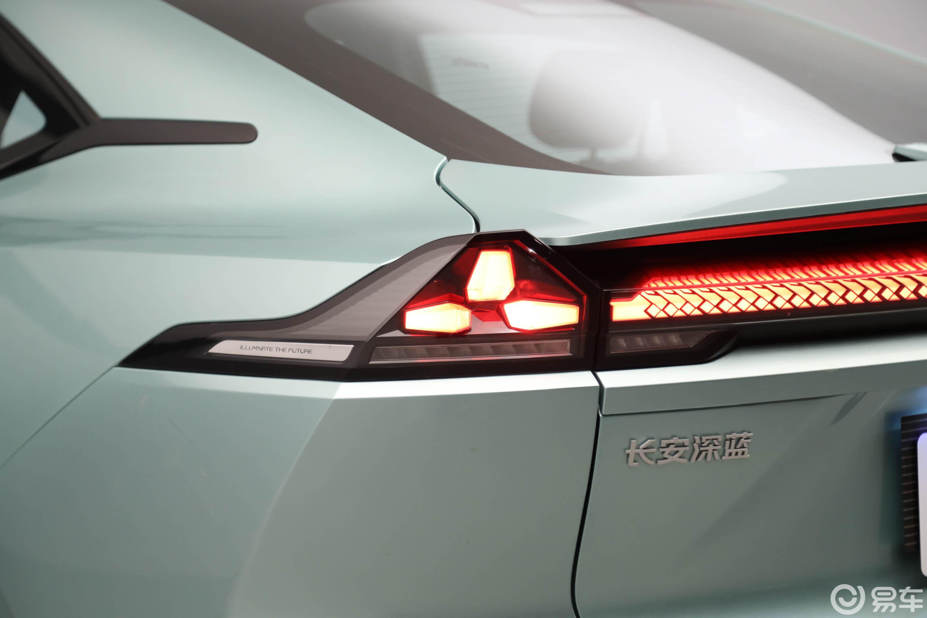 【深蓝SL03515km 纯电版尾灯侧45度俯拍图片-汽车图片大全】-易车