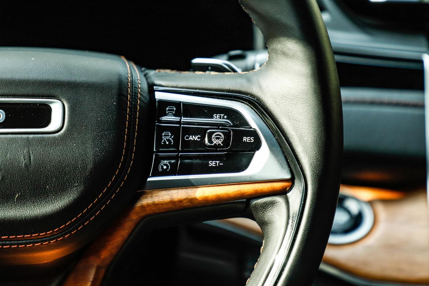 【大切诺基4xe2.0T 47km 巅峰版右侧方向盘功能按键图片-汽车图片大全】-易车