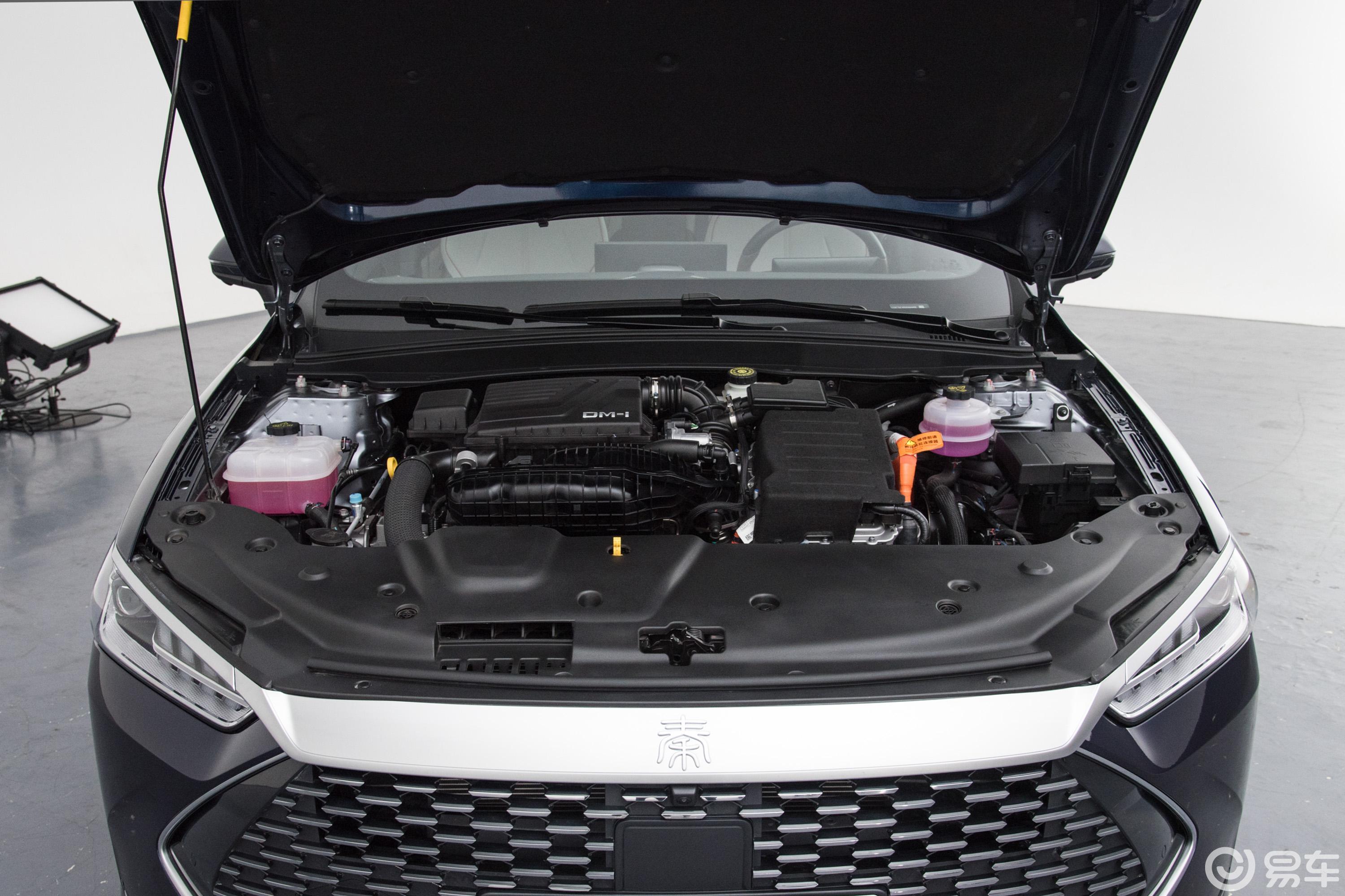 【秦PLUS新能源DM-i 冠军版 1.5L 120km 卓越型发动机舱整体图片-汽车图片大全】-易车