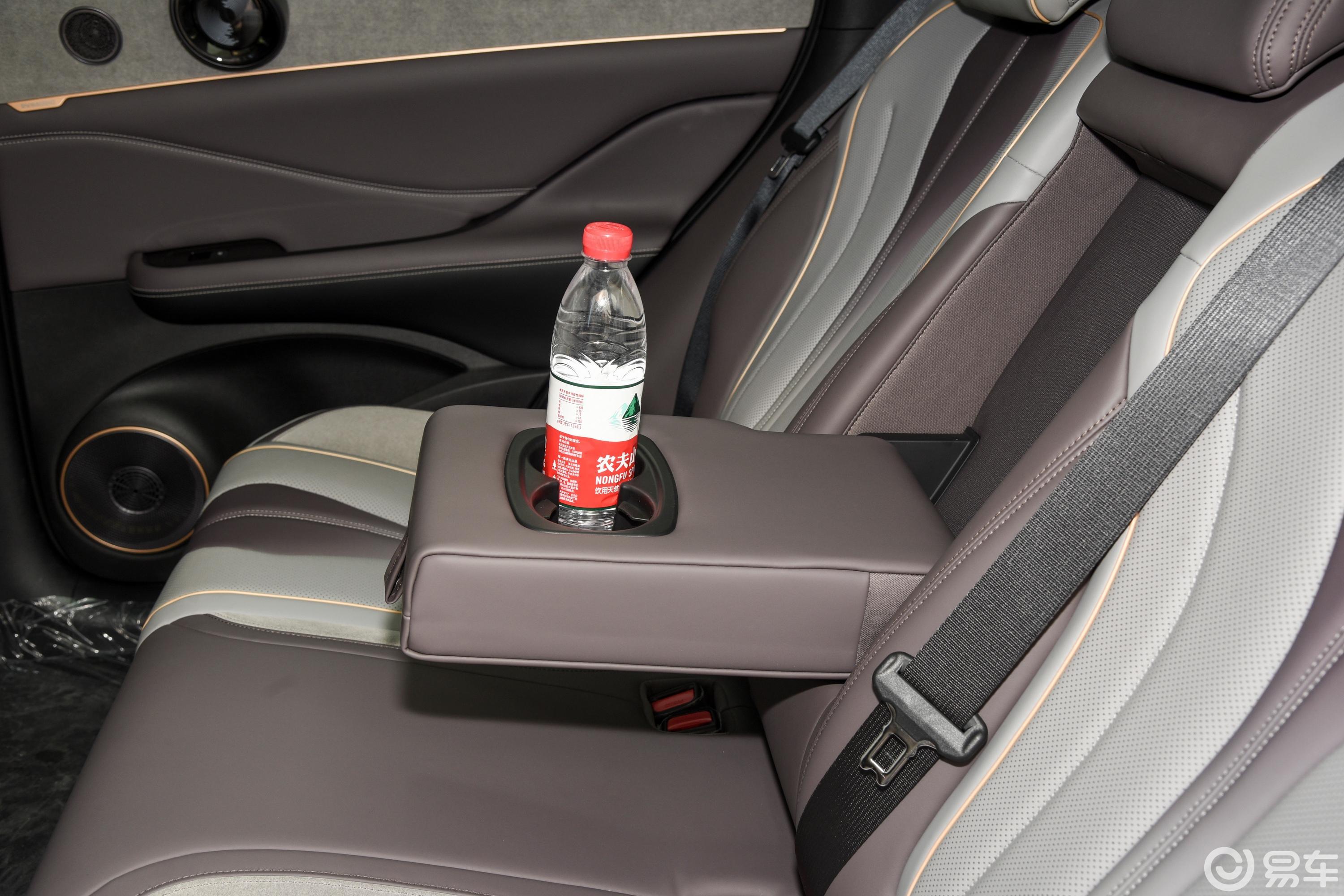 【护卫舰07DM-p 1.5T 175km 四驱旗舰型后排杯架图片-汽车图片大全】-易车