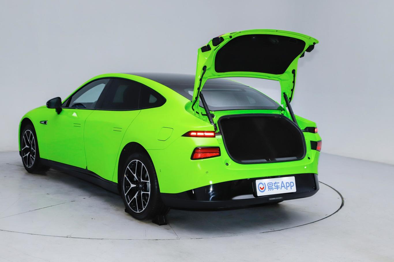 【小鹏P7P7i 610 四驱鹏翼性能版后备厢开启45度侧拍图片-汽车图片大全】-易车