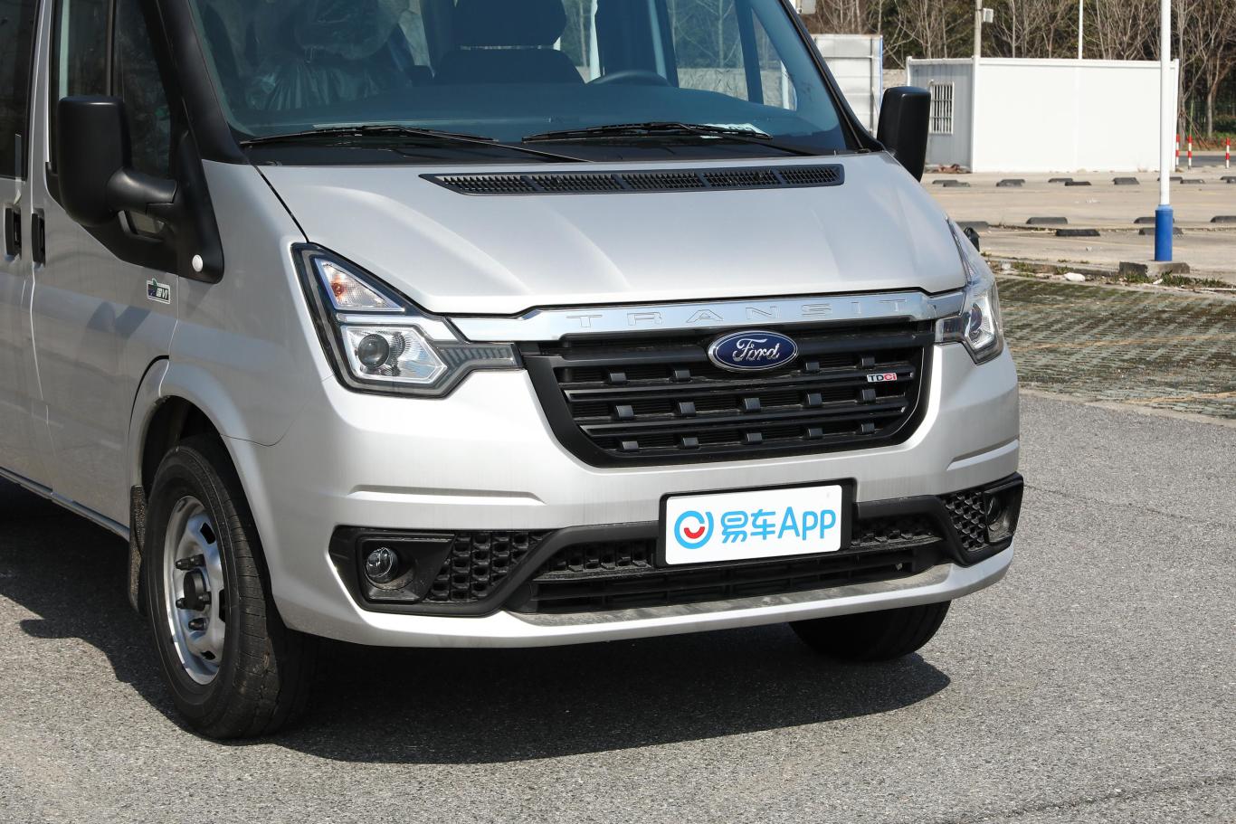 【新世代全顺Pro 2.2T AMT中轴中高顶物流车 7座前格栅侧俯拍图片-汽车图片大全】-易车