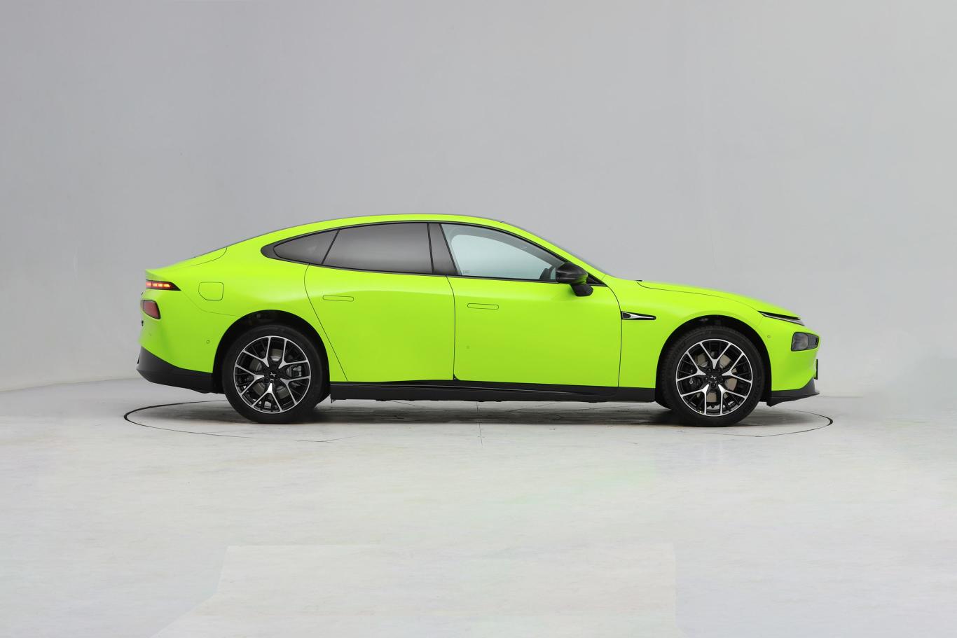 【小鹏P7P7i 610 四驱鹏翼性能版正侧车头向右水平图片-汽车图片大全】-易车