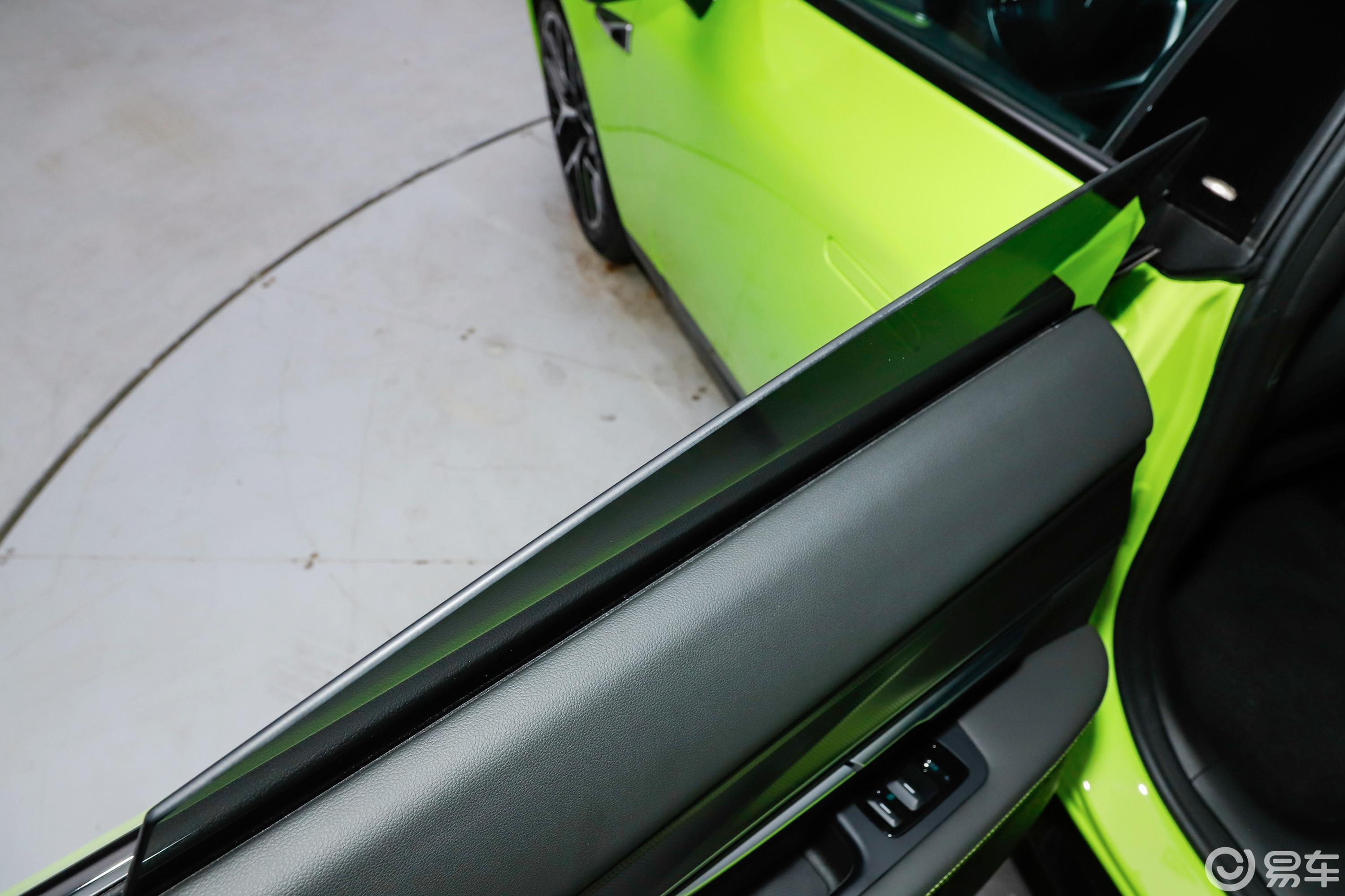 【小鹏P7P7i 610 四驱鹏翼性能版后排玻璃材质特写图片-汽车图片大全】-易车