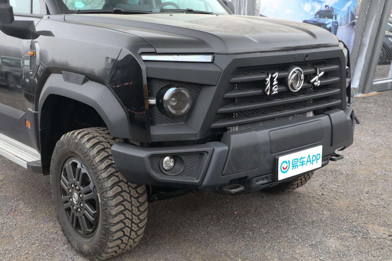 【猛士MS6006.7T 单排底盘旗舰版 3座前格栅侧俯拍图片-汽车图片大全】-易车