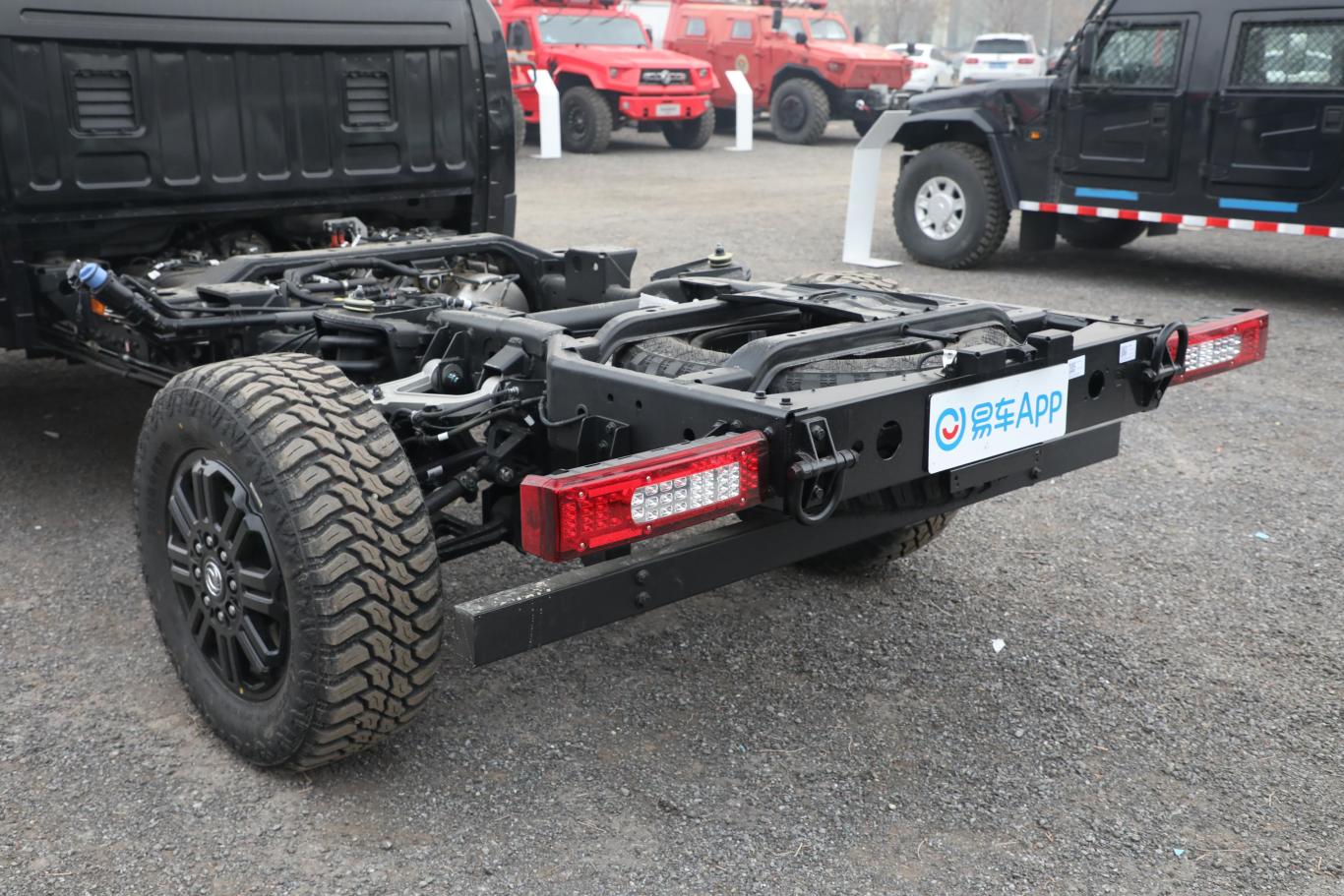 【猛士MS6006.7T 单排底盘旗舰版 3座后备厢开启45度侧拍图片-汽车图片大全】-易车