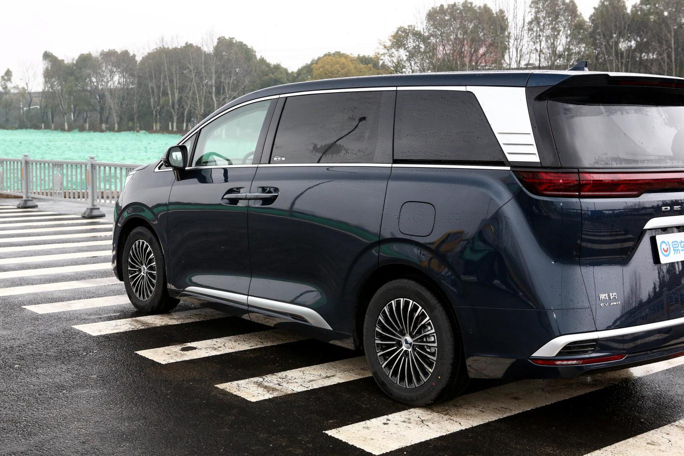 【腾势D9EV 600km 四驱旗舰版 7座外观细节图片-汽车图片大全】-易车