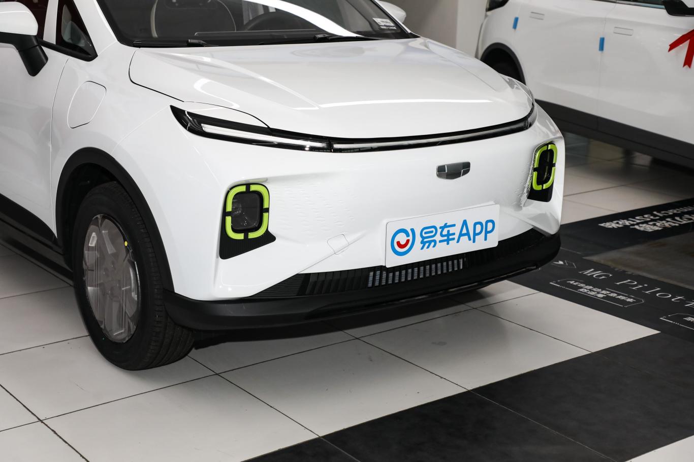 【吉利几何E萤火虫401km 闪电虎 5座前格栅侧俯拍图片-汽车图片大全】-易车