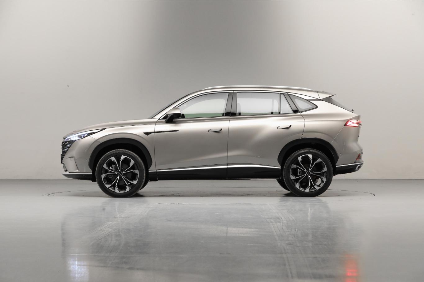 【荣威RX51.5T 旗舰智驾版正侧车头向左水平图片-汽车图片大全】-易车