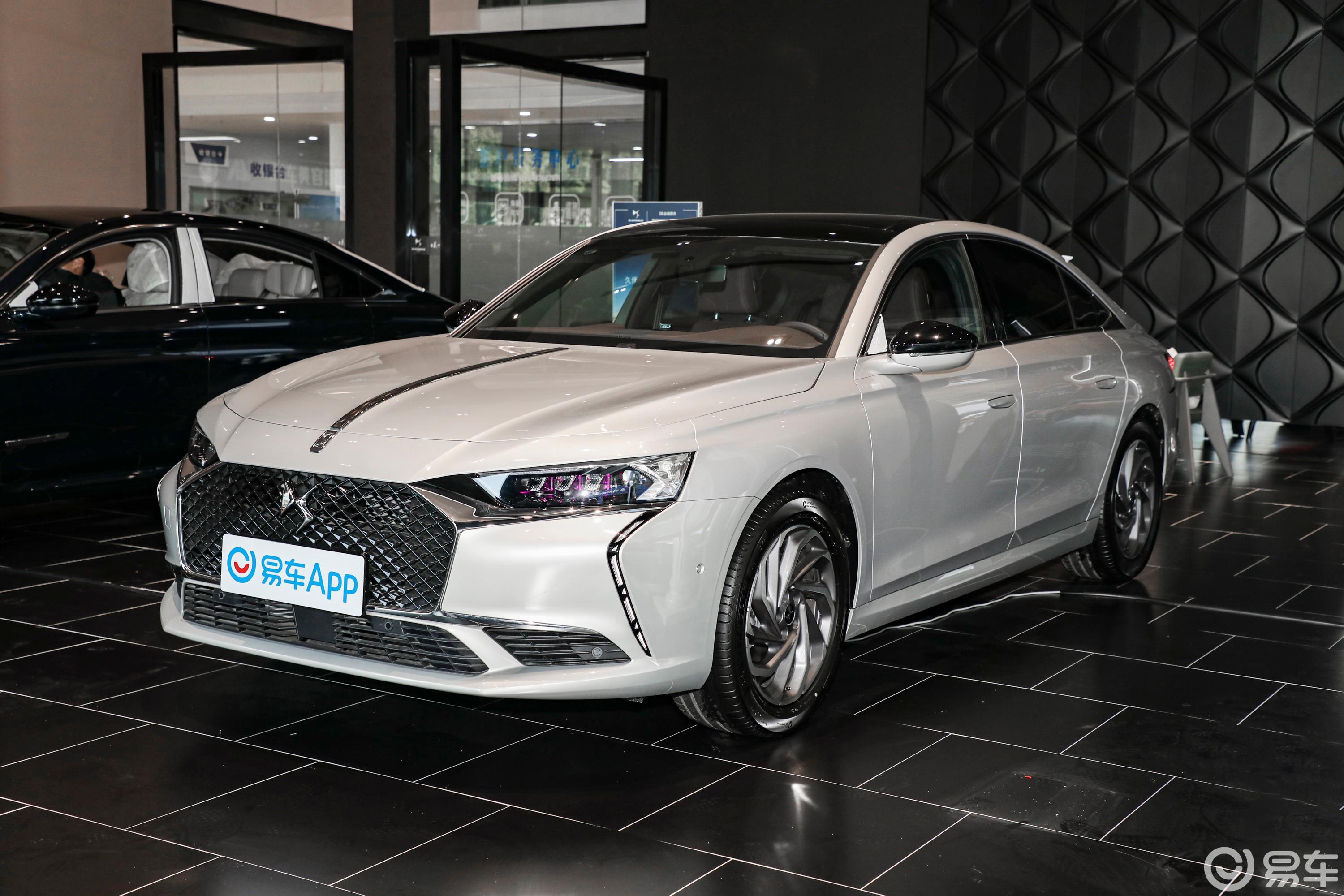 【DS 945THP 歌剧院轻享版侧前45度车头向左水平图片-汽车图片大全】-易车