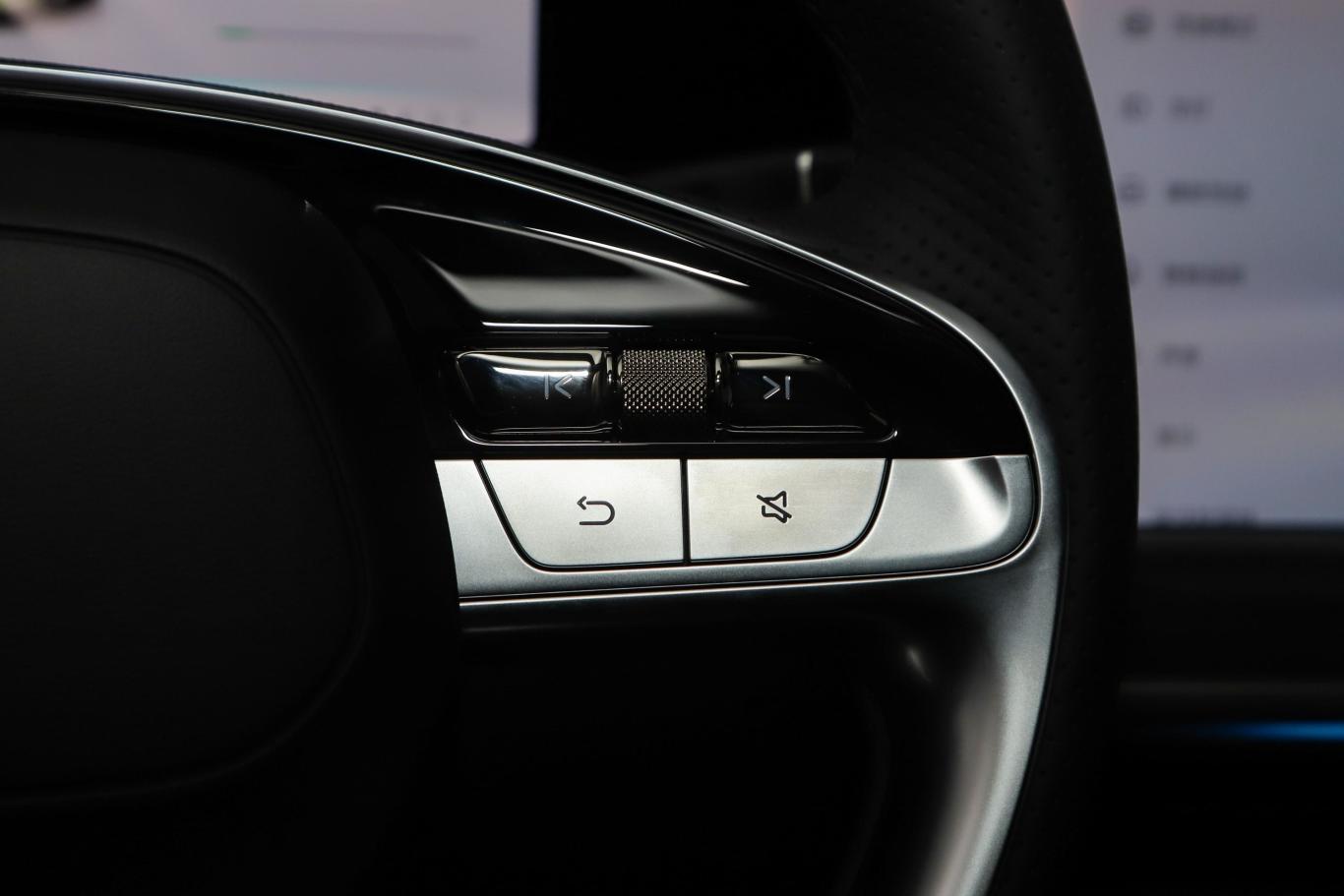 【小鹏P7P7i 610 四驱Max性能版右侧方向盘功能按键图片-汽车图片大全】-易车