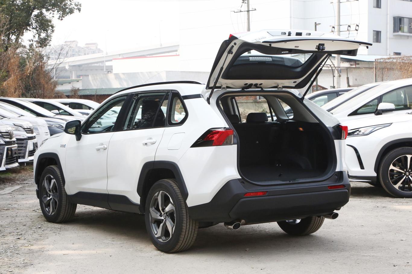 【RAV4荣放 双擎E+2.5L 四驱豪华Pro后备厢开启45度侧拍图片-汽车图片大全】-易车