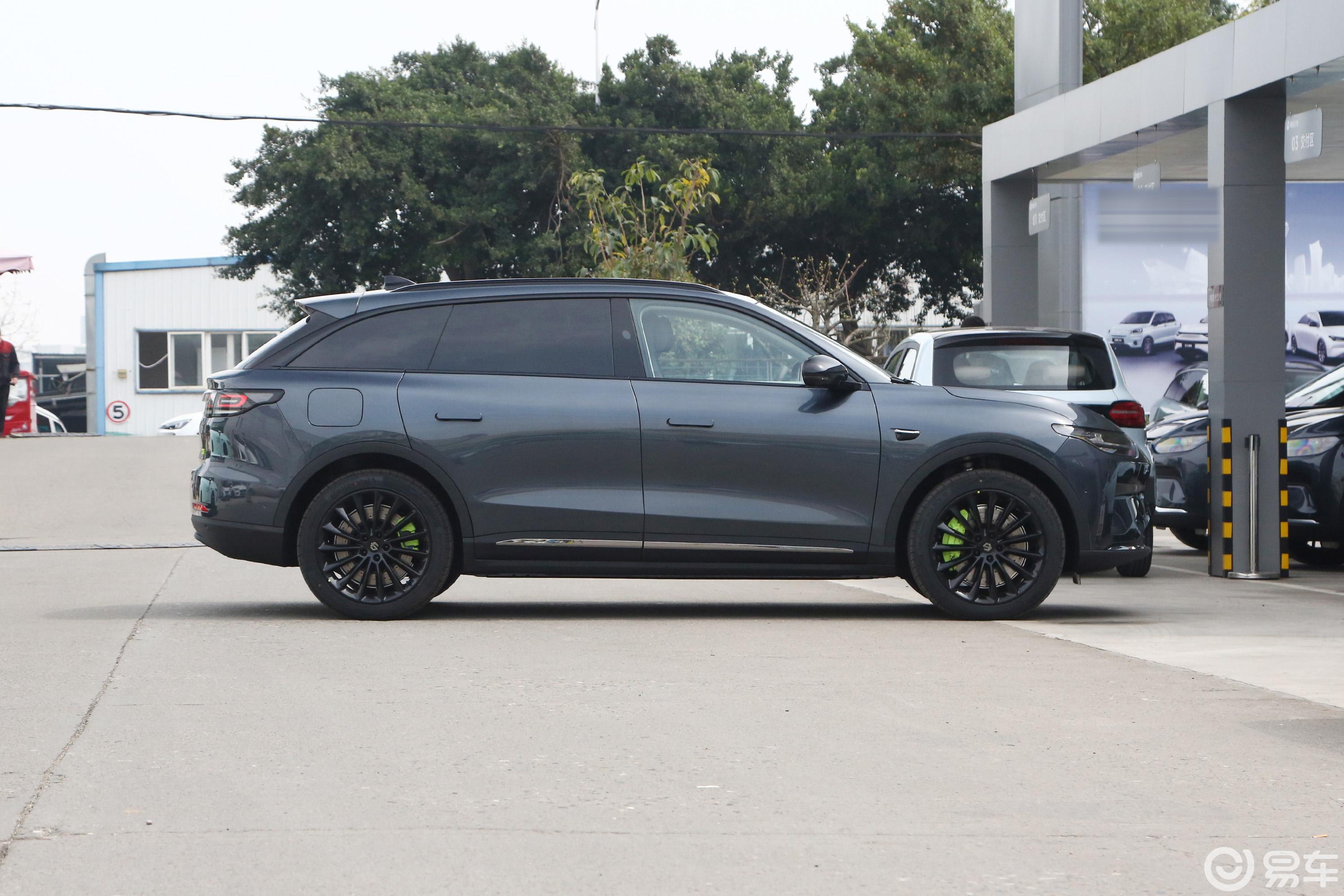 【零跑C11 纯电动580km 580四驱性能版正侧车头向右水平图片-汽车图片大全】-易车