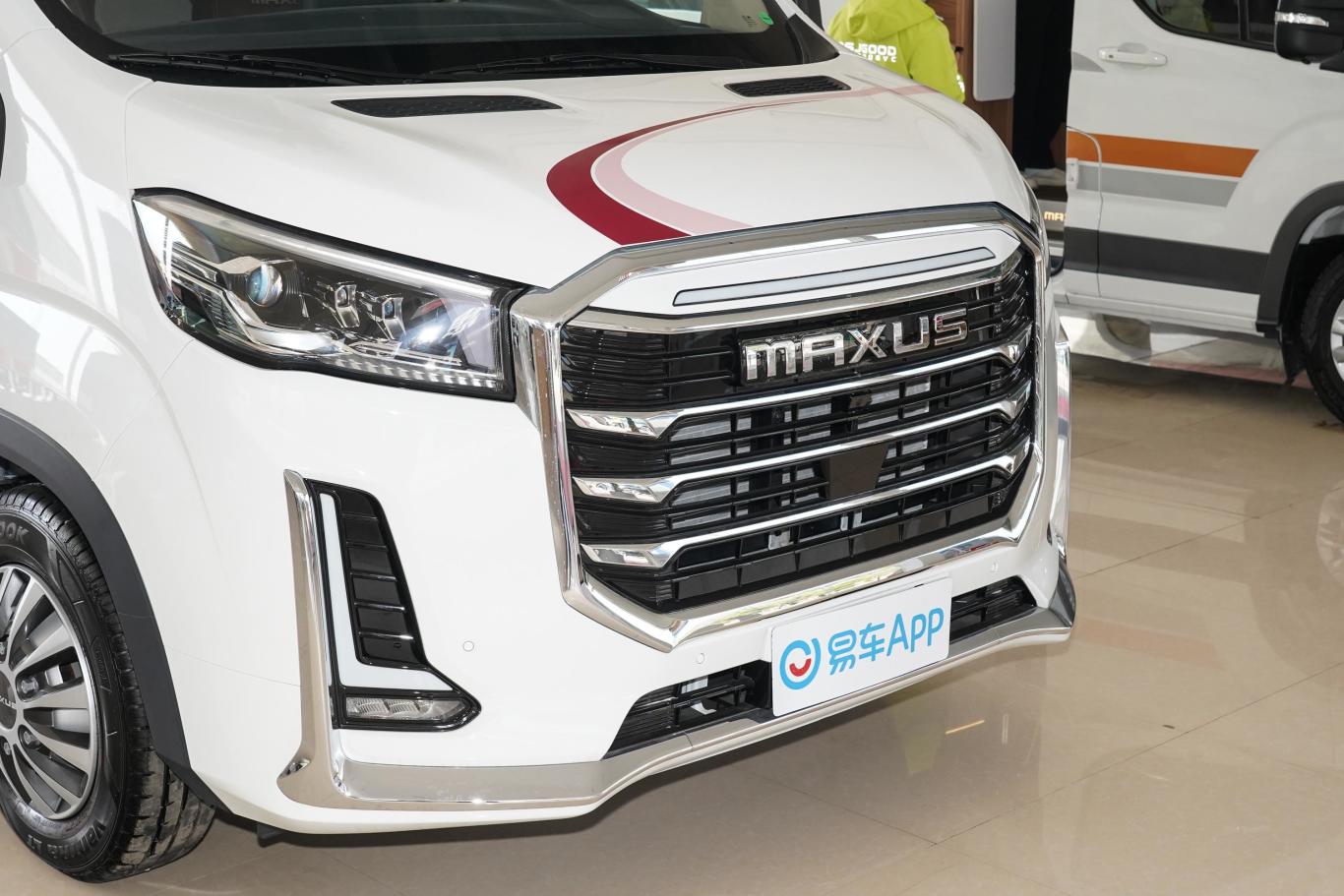 【上汽大通MAXUS V100生活家V100 2.0T 小额头水庐版前格栅侧俯拍图片-汽车图片大全】-易车