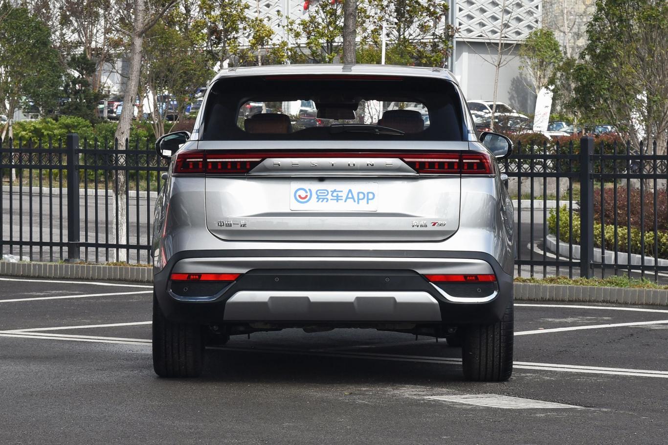 【奔腾T992.0T 尊享型(8AT)正后水平图片-汽车图片大全】-易车