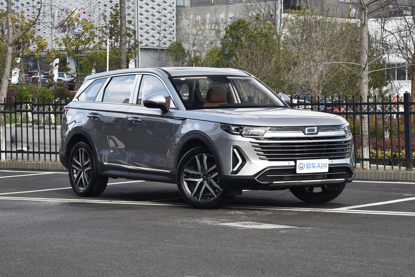 【奔腾T992.0T 尊享型(8AT)侧前45度车头向右水平图片-汽车图片大全】-易车