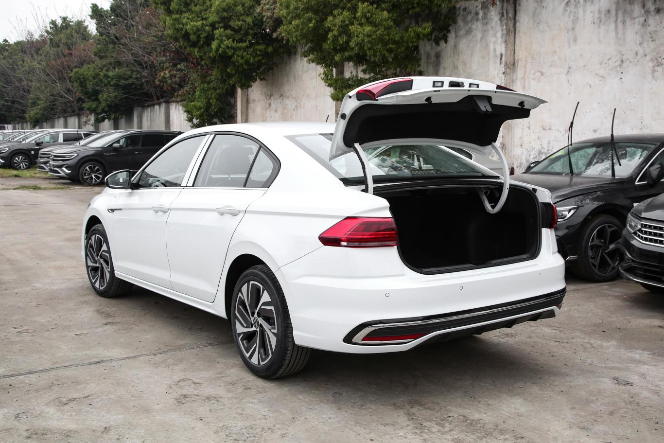 【宝来300TSI 双离合尊行版后备厢开启45度侧拍图片-汽车图片大全】-易车