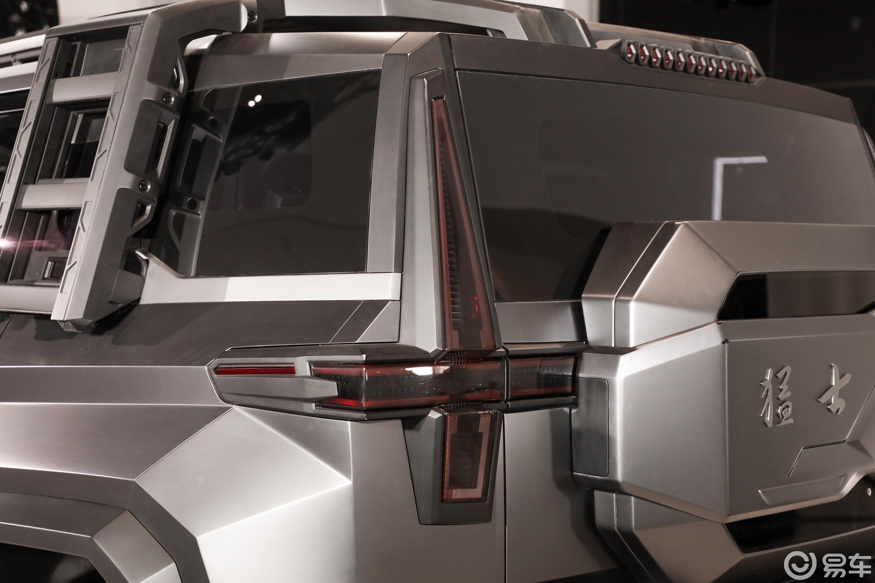 【猛士917纯电动 505km 创始版尾灯侧45度俯拍图片-汽车图片大全】-易车