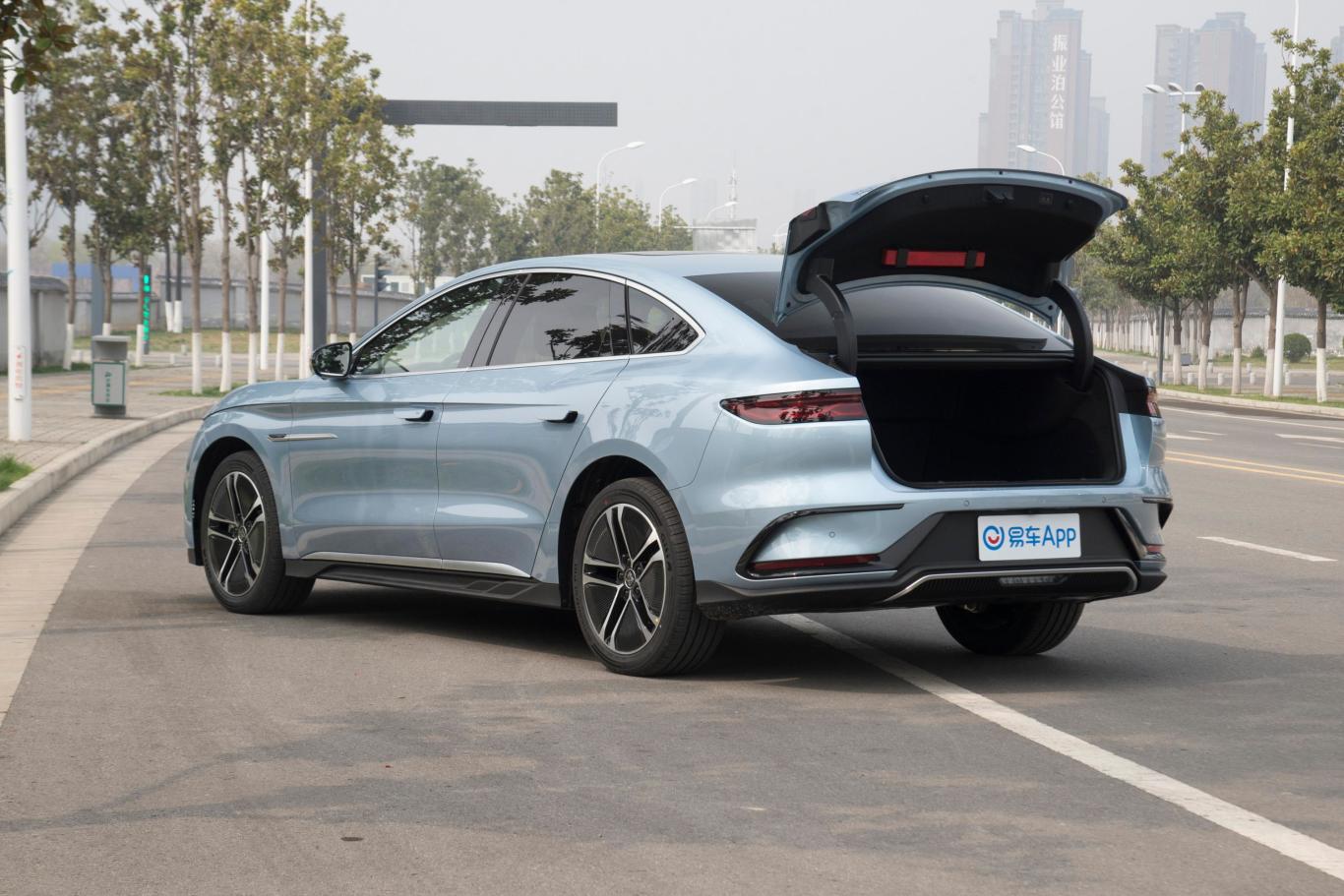 【汉EV 冠军版 605km 前驱尊贵型后备厢开启45度侧拍图片-汽车图片大全】-易车