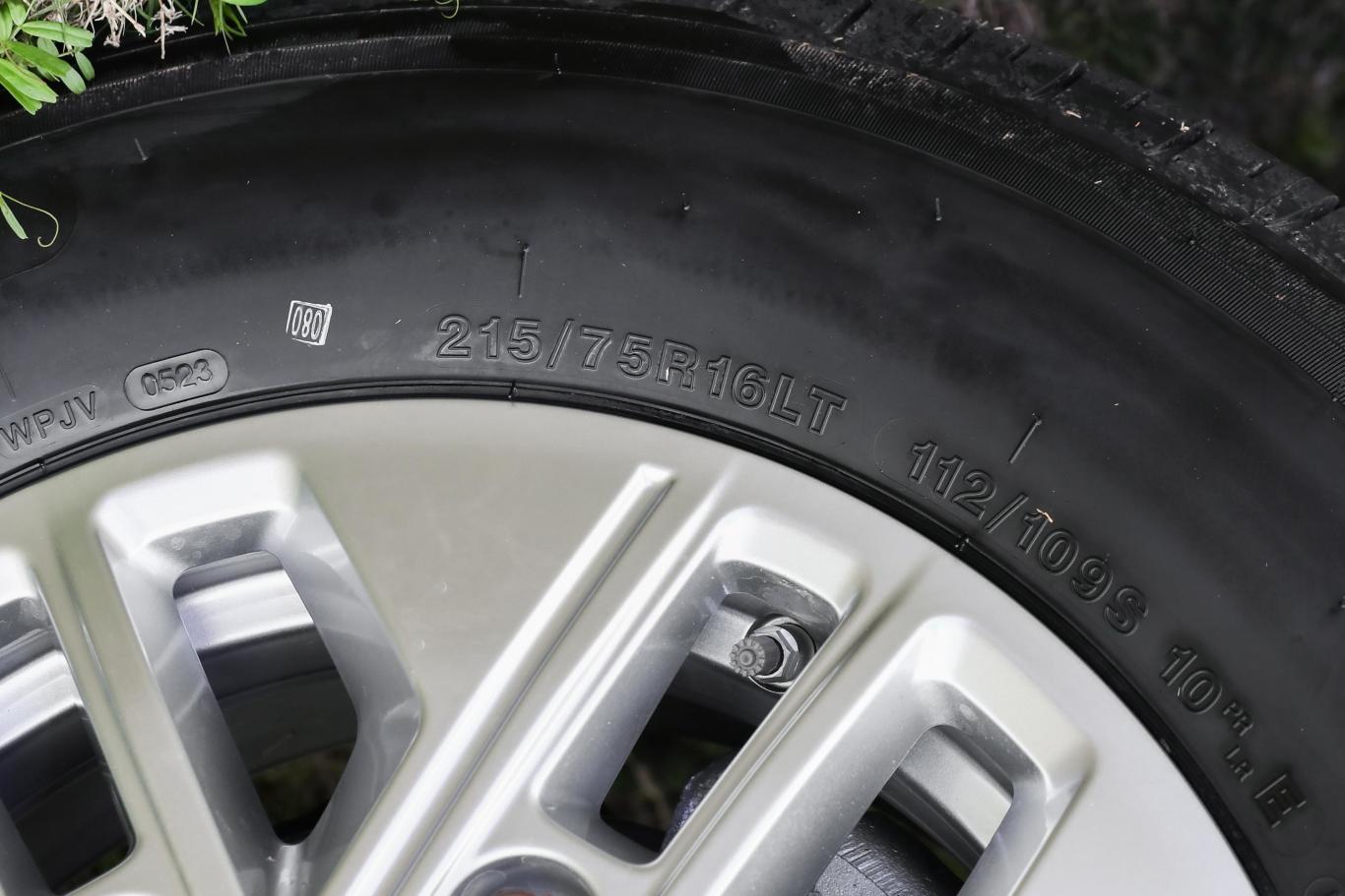 【新途V702.0T 手动短轴低顶精英版93kW 5座动力底盘图片-汽车图片大全】-易车