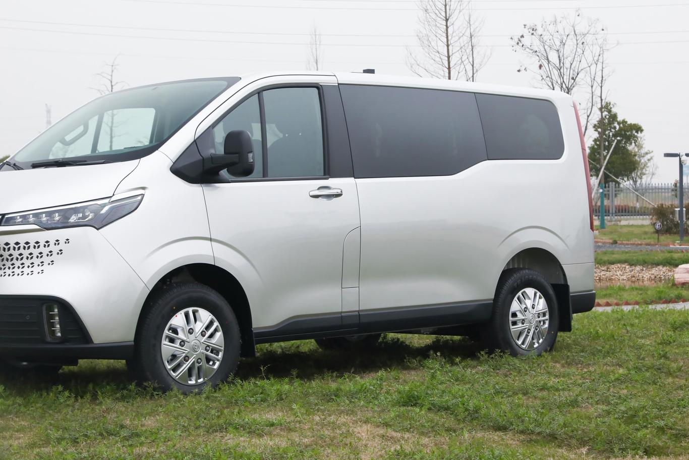 【新途V702.0T 手动短轴低顶精英版93kW 5座外观细节图片-汽车图片大全】-易车