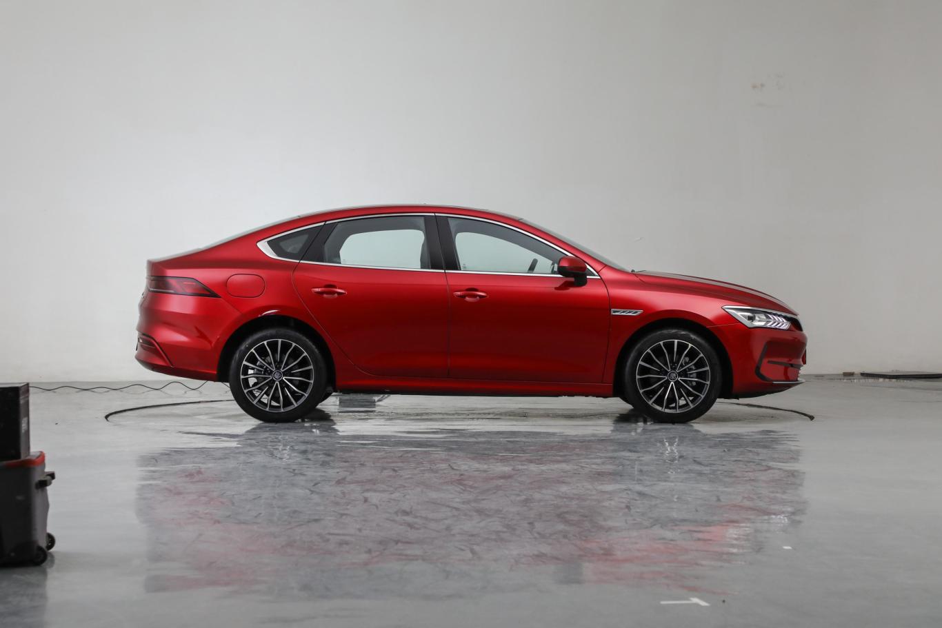 【秦PLUS新能源EV 冠军版 610km 卓越型正侧车头向右水平图片-汽车图片大全】-易车