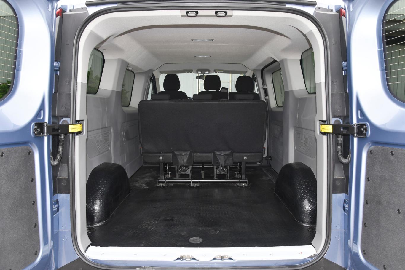 【新途V702.0T 手动短轴低顶精英版93kW 6座后备厢空间特写图片-汽车图片大全】-易车