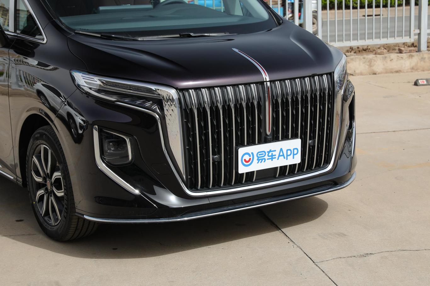 【红旗HQ92.0T 智联旗悦版前格栅侧俯拍图片-汽车图片大全】-易车