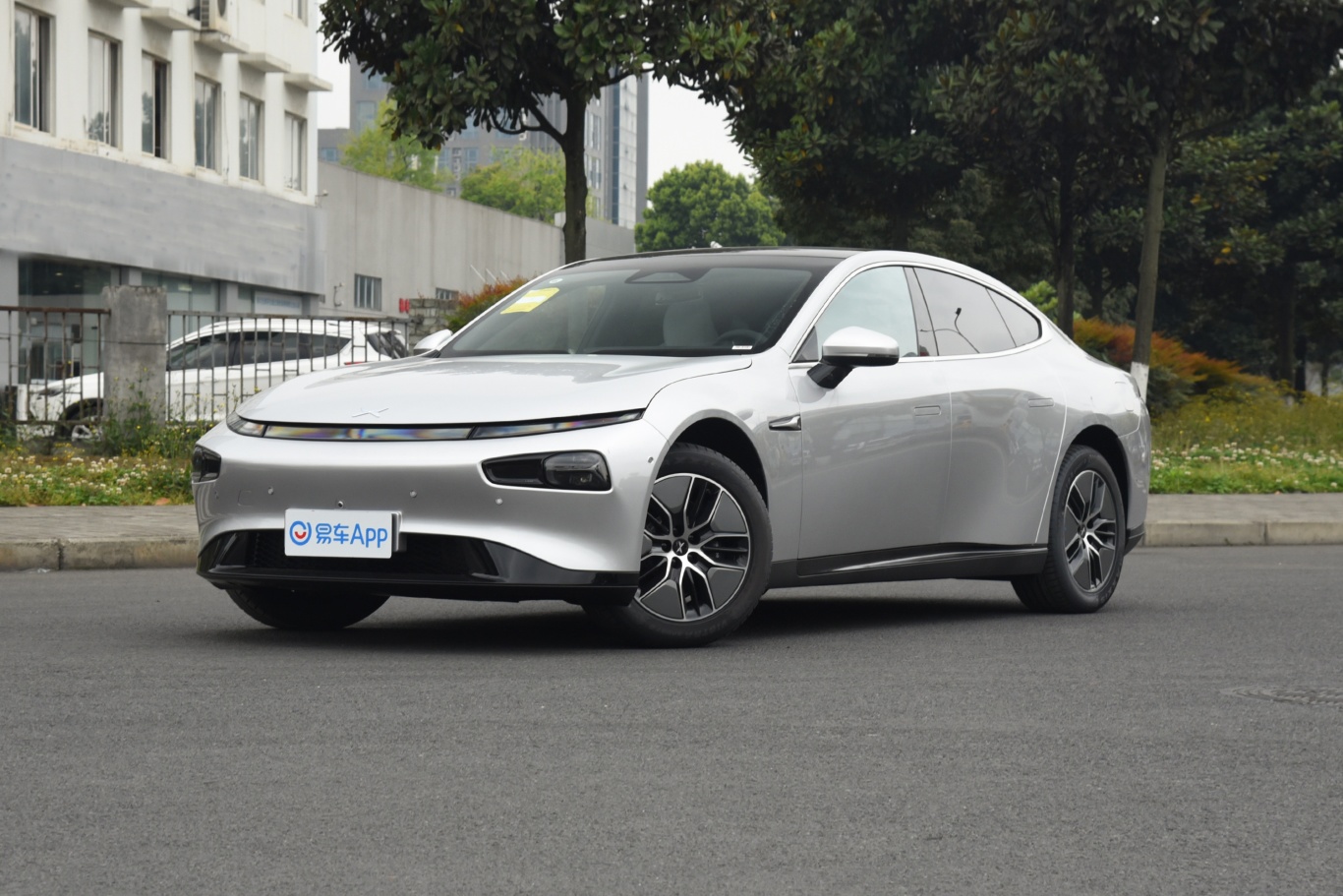 【小鹏P7P7i 702 后驱Pro侧前45度车头向左水平图片-汽车图片大全】-易车