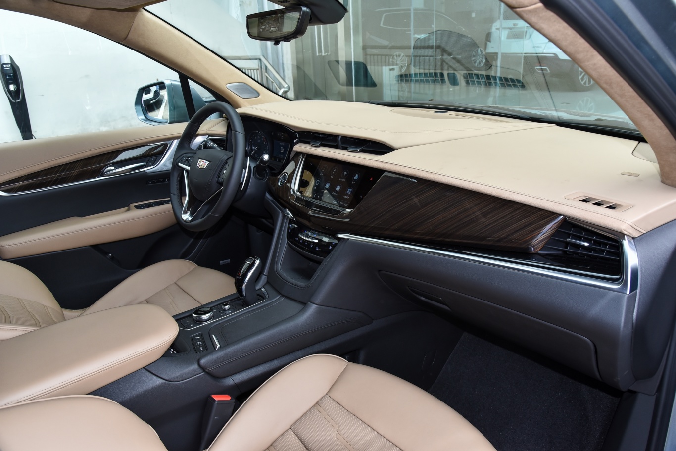 【凯迪拉克XT6轻混 2.0T 四驱铂金型黑钻版 6座内饰全景副驾驶员方向图片-汽车图片大全】-易车