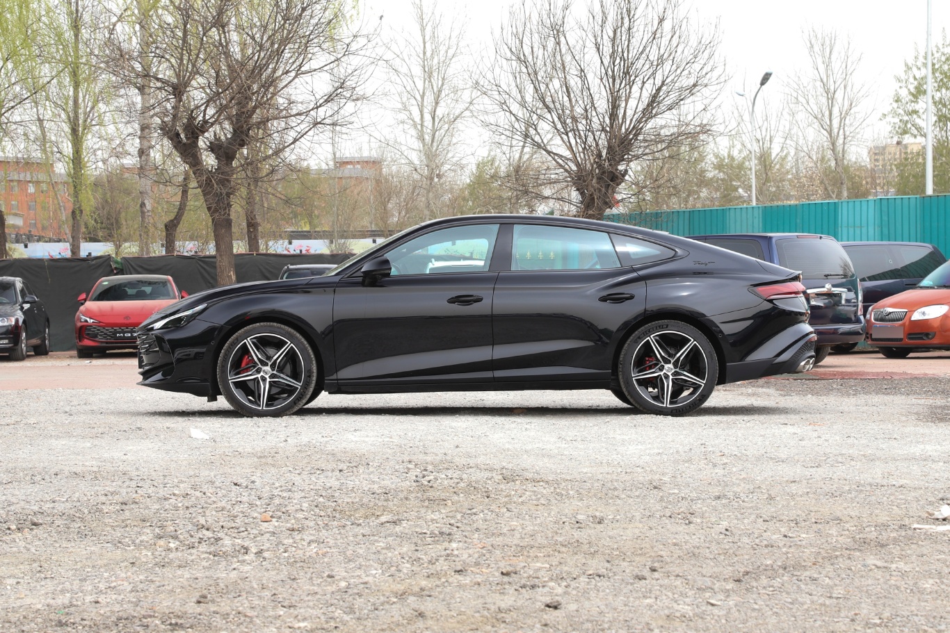 【MG72.0T 自动Trophy+激擎耀世版正侧车头向左水平图片-汽车图片大全】-易车