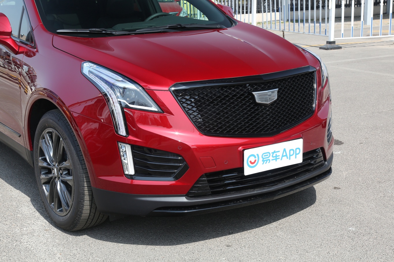 【凯迪拉克XT5轻混 2.0T 四驱豪华型蜂鸟版前格栅侧俯拍图片-汽车图片大全】-易车