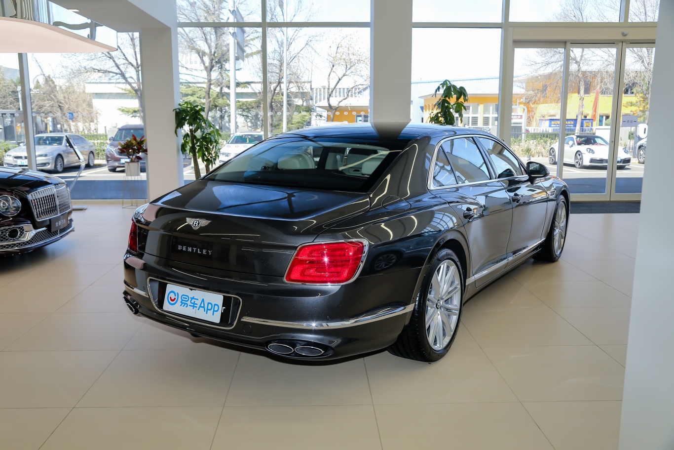 【飞驰4.0T V8 标准版侧后45度车头向右水平图片-汽车图片大全】-易车